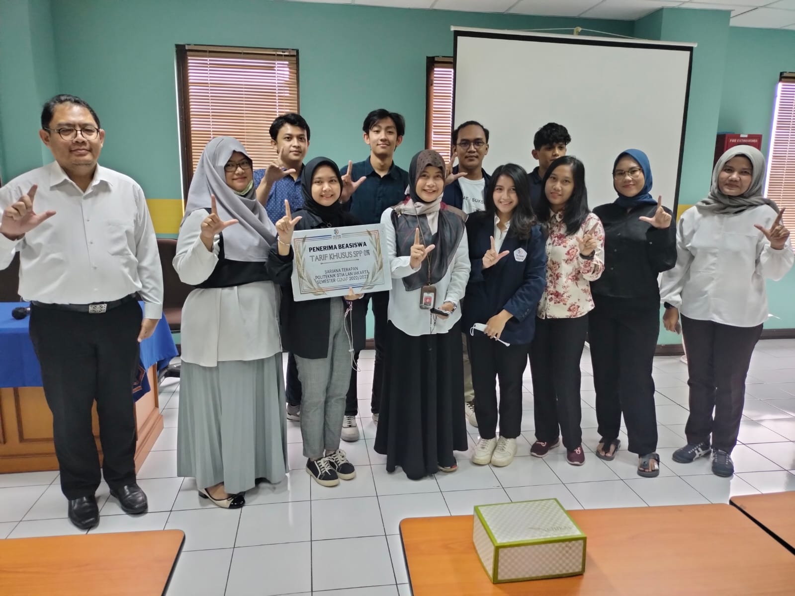 Penyerahan Beasiswa bagi Mahasiswa Sarjana Terapan Semester Genap Tahun Ajaran 2022/2023 ...